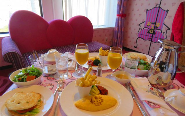 Going Hello Kitty Crazy at the Keio Plaza Hotel (Tokyo)